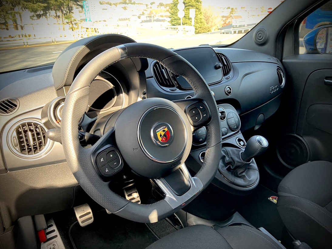 【JAIA輸入車試乗会】アバルトF595 今回唯一のMTモデル ホットハッチ アバルトF595は痛快だった - AUTO BILD JAPAN Web（アウトビルトジャパンウェブ） 世界最大級 ...