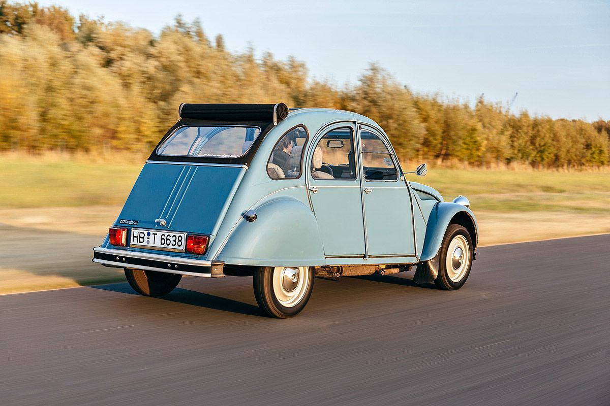 まごうことなきアイコンモデル＆世紀の名車「シトロエン2CV」30枚の楽しい画像付き特別編！ - AUTO BILD JAPAN Web（アウトビルトジャパンウェブ） 世界最大級のクルマ情報サイト