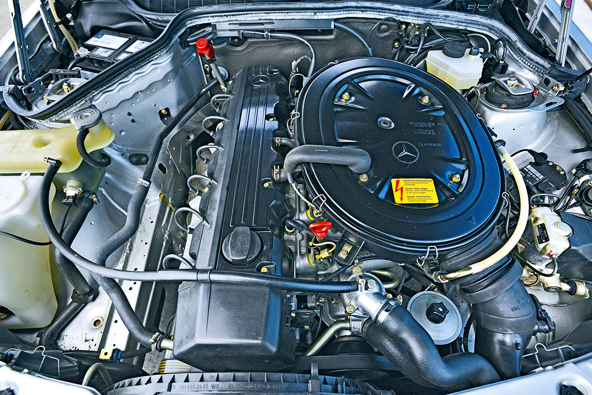 【クラシック オブ ザ デイ】「メルセデス・ベンツ 190E 2.6」Sクラスの6気筒エンジンはメルセデス190Eを4ドアグランツーリスモに ...