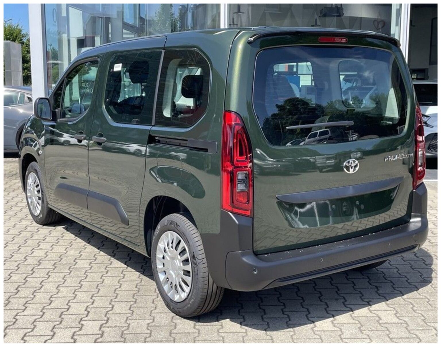 並行輸入車 ディーラー新車在庫｜新型トヨタ プロエースシティヴァーソ コンフォート 1.2 Turbo 6MT 左ハンドル | Auto ...